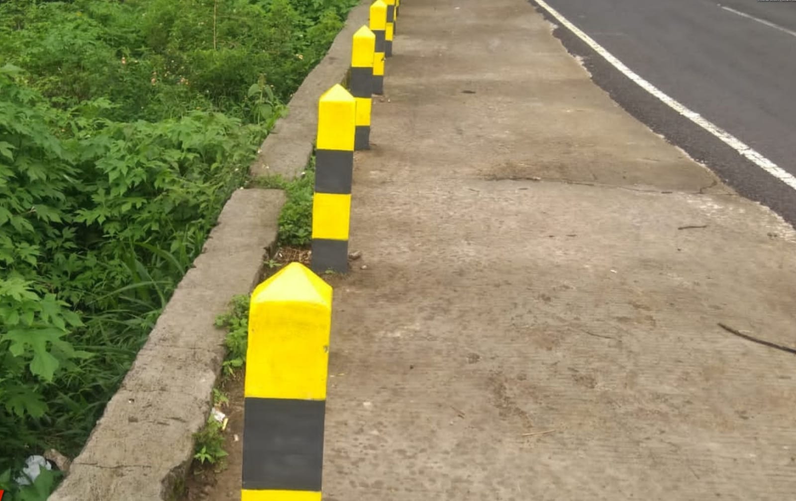 Dinas PU Bina Marga Jatim Gelar Pengecatan Patok Tolo di Ruas Jalan ...