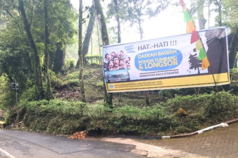 Dinas PU Bina Marga Provinsi Jatim Pasang Banner Peringatan Jalan Rawan Longsor dan Menyempit di ...